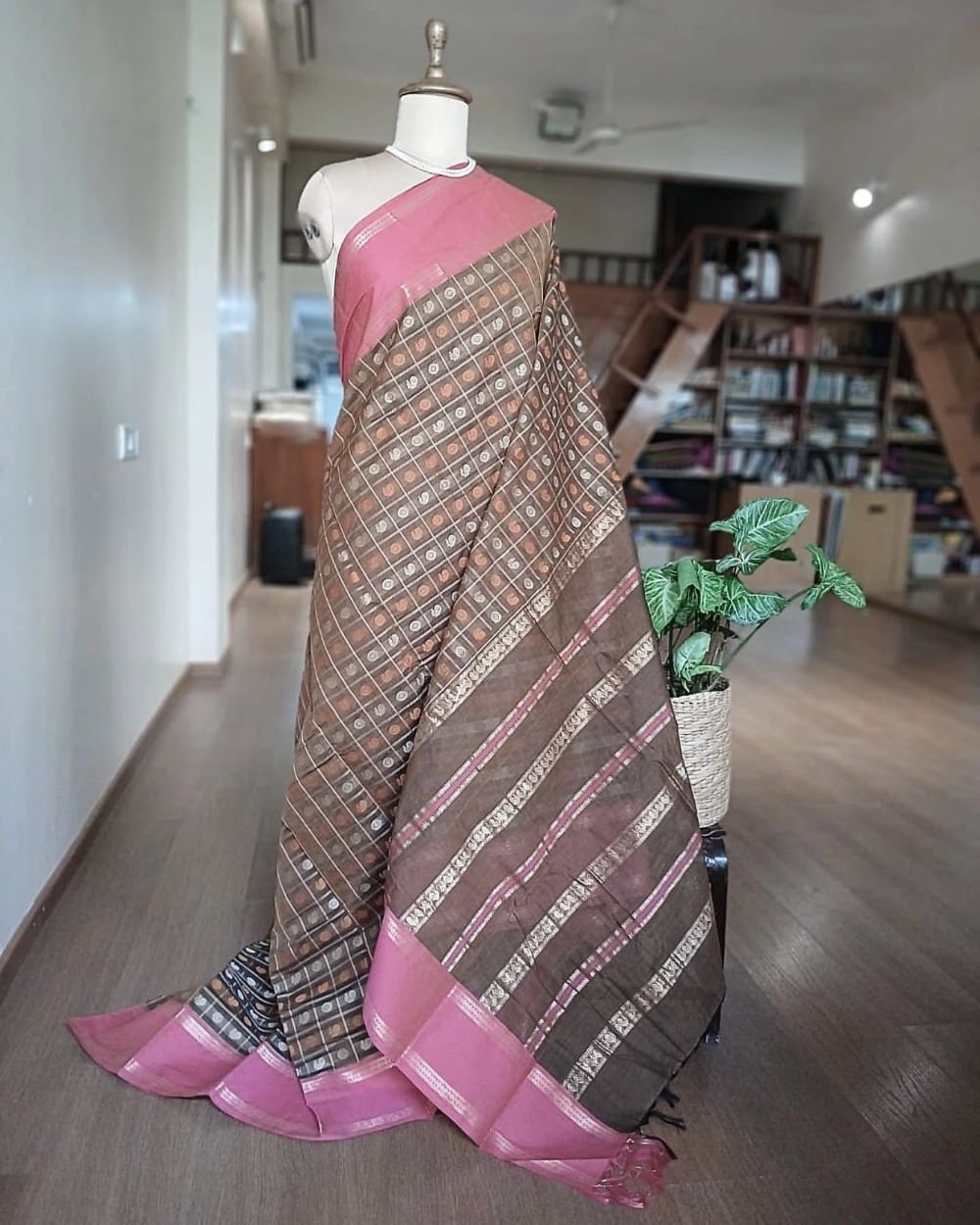 Ayiram Butta Kanchi Cotton Handweave with Zari – (KANC1110) - The Magic ...